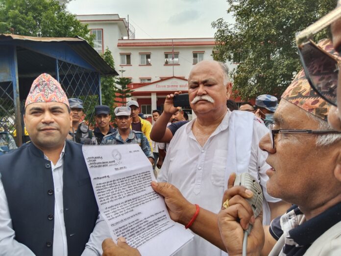 » प्रदेश सरकार खारेजीको माग गर्दै प्रधानमन्त्रीलाई ज्ञापनपत्र